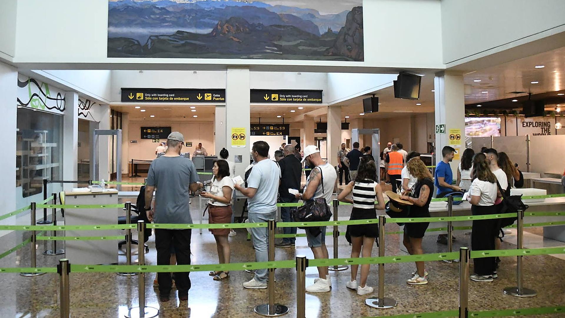 El aeropuerto de Asturias registró más de 1,1 millones de pasajeros entre enero y julio | El ...